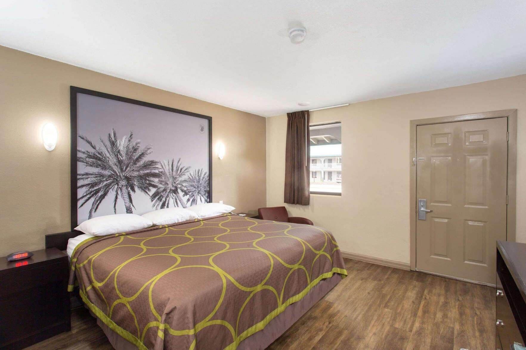 Com mobília individualizada, cortinas/cortinados opacos 