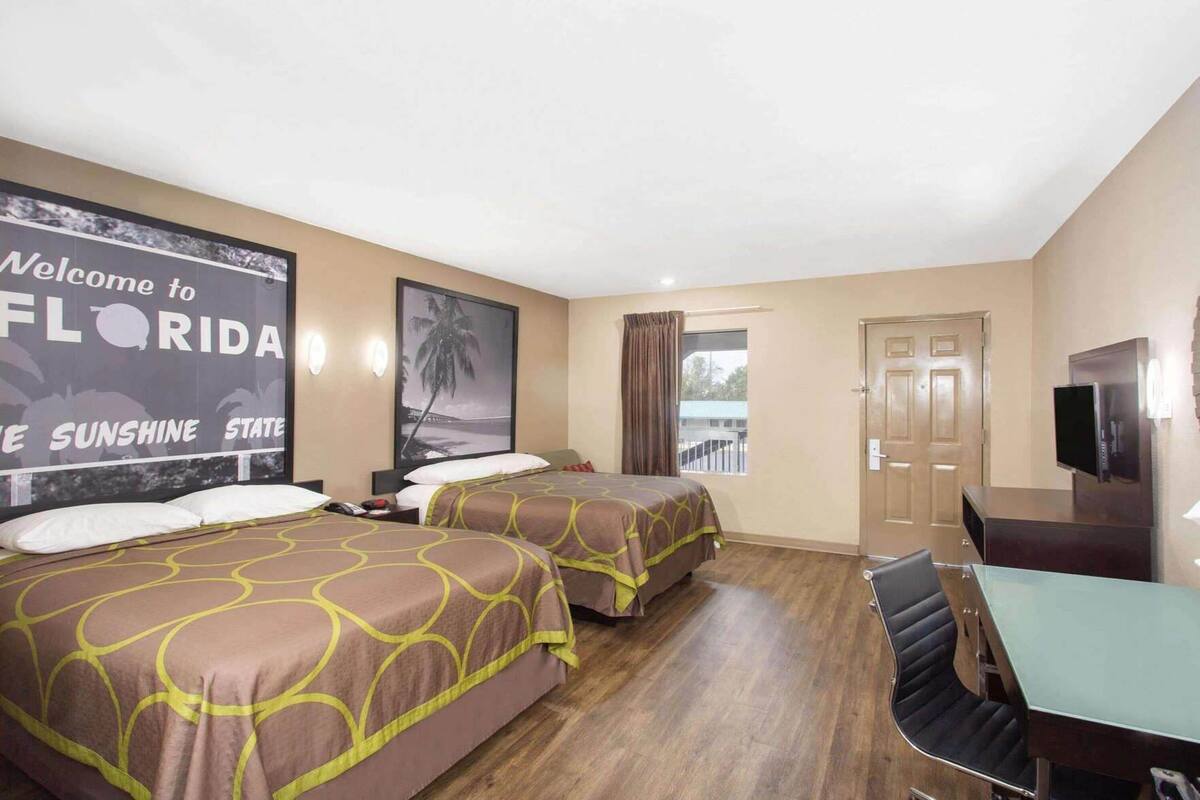 Com mobília individualizada, cortinas/cortinados opacos