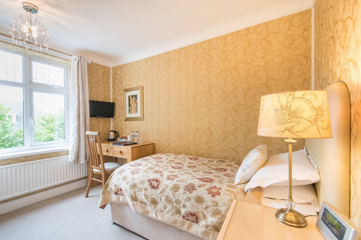 Quarto solteiro standard, suíte | Wi-Fi de cortesia, roupa de cama