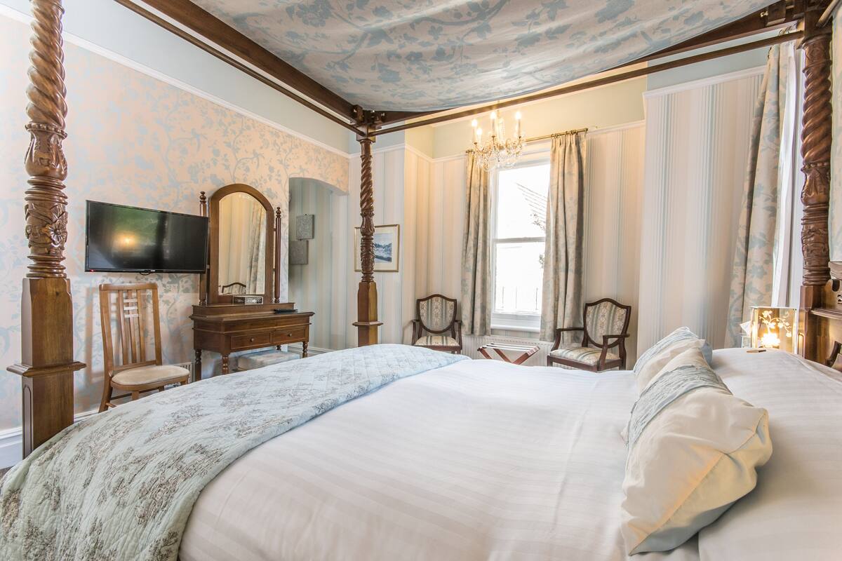 Quarto casal superior, suíte | Wi-Fi de cortesia, roupa de cama