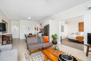 Apartamento Deluxe, 1 quarto | Sala de estar | TV de ecrã plano 