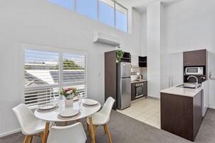 Geladeira grande, micro-ondas, cooktop, lava-louças