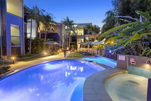 2 piscinas externas, guarda-sóis, espreguiçadeiras