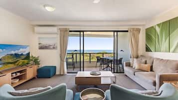Apartamento Standard, 2 quartos, vista para o oceano | Sala de estar | TV de ecrã plano, leitor de DVD