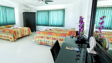Suite, 2 camas queen-size | Roupa de alta qualidade, cofre no quarto, com decoração personalizada