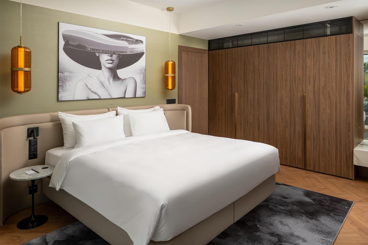 Quarto premium, sacada | Frigobar, cofres nos quartos, escrivaninha