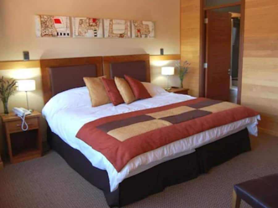 Roupa de alta qualidade, minibar, cofre no quarto, secretária