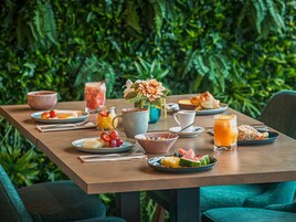 Pequenos-almoços, almoços, jantares servidos, cozinha mediterrânica 