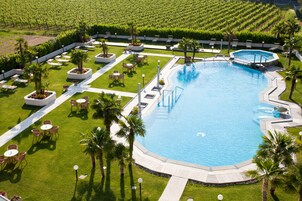 Frigobar, cofres nos quartos, escrivaninha