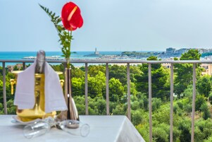 Quarto Duplo, varanda, vista para o mar | Roupa de alta qualidade, camas de colchão pillowtop, minibar 