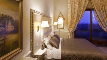 Suite Deluxe, banheira de hidromassagem grande | Minibar grátis, cofre no quarto, com mobília individualizada