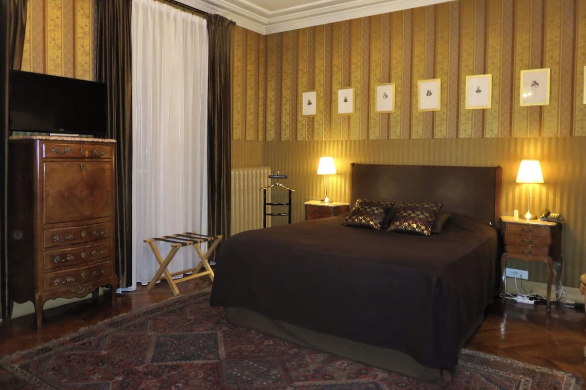 Camas de colchão pillowtop, minibar, cofre no quarto