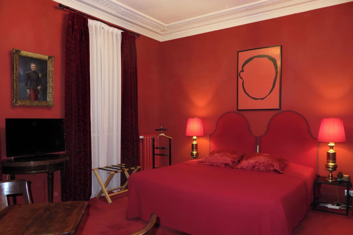 Camas de colchão pillowtop, minibar, cofre no quarto