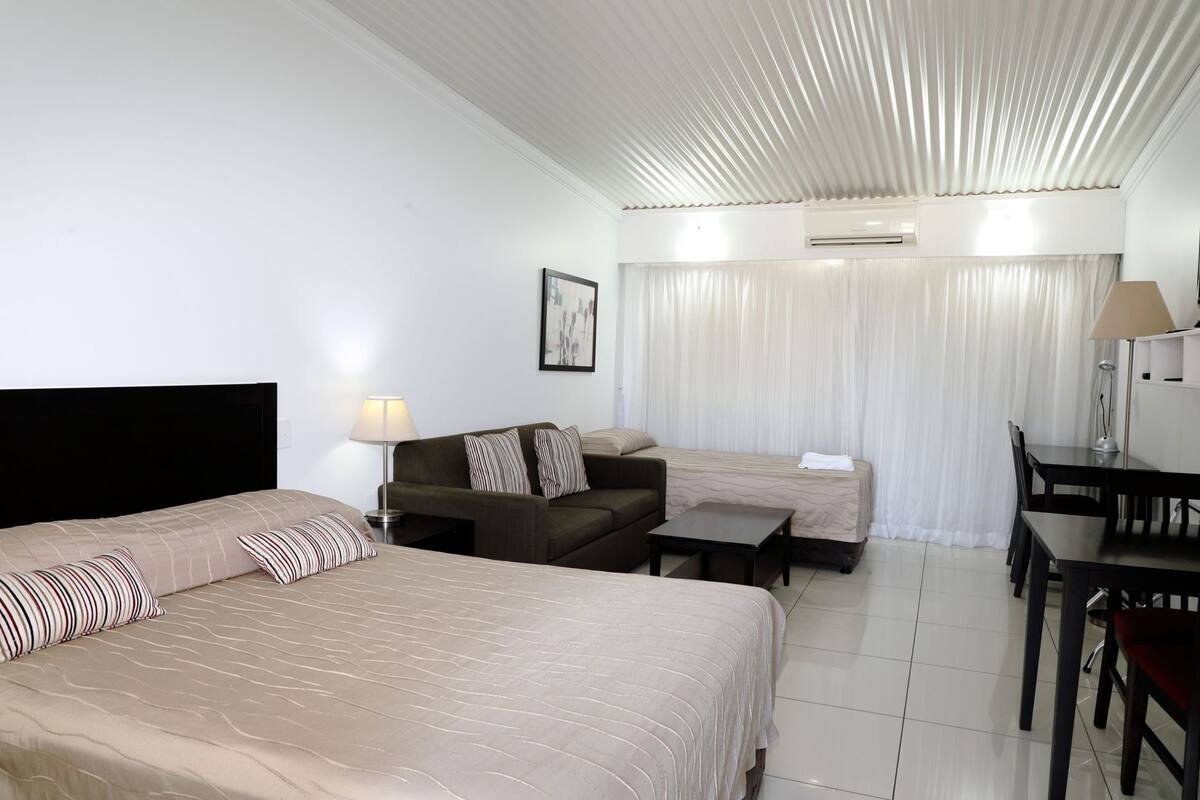 Cofres nos quartos, escrivaninha, espaço de trabalho para notebook