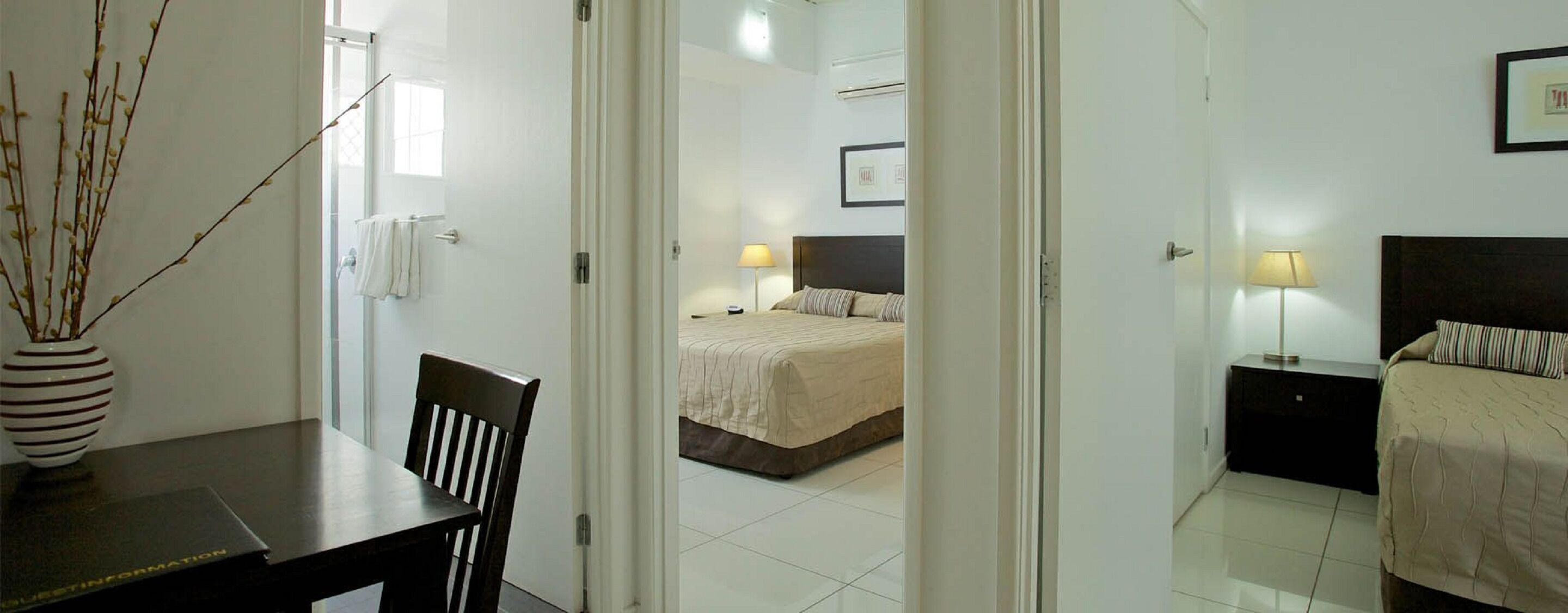 Cofres nos quartos, escrivaninha, espaço de trabalho para notebook