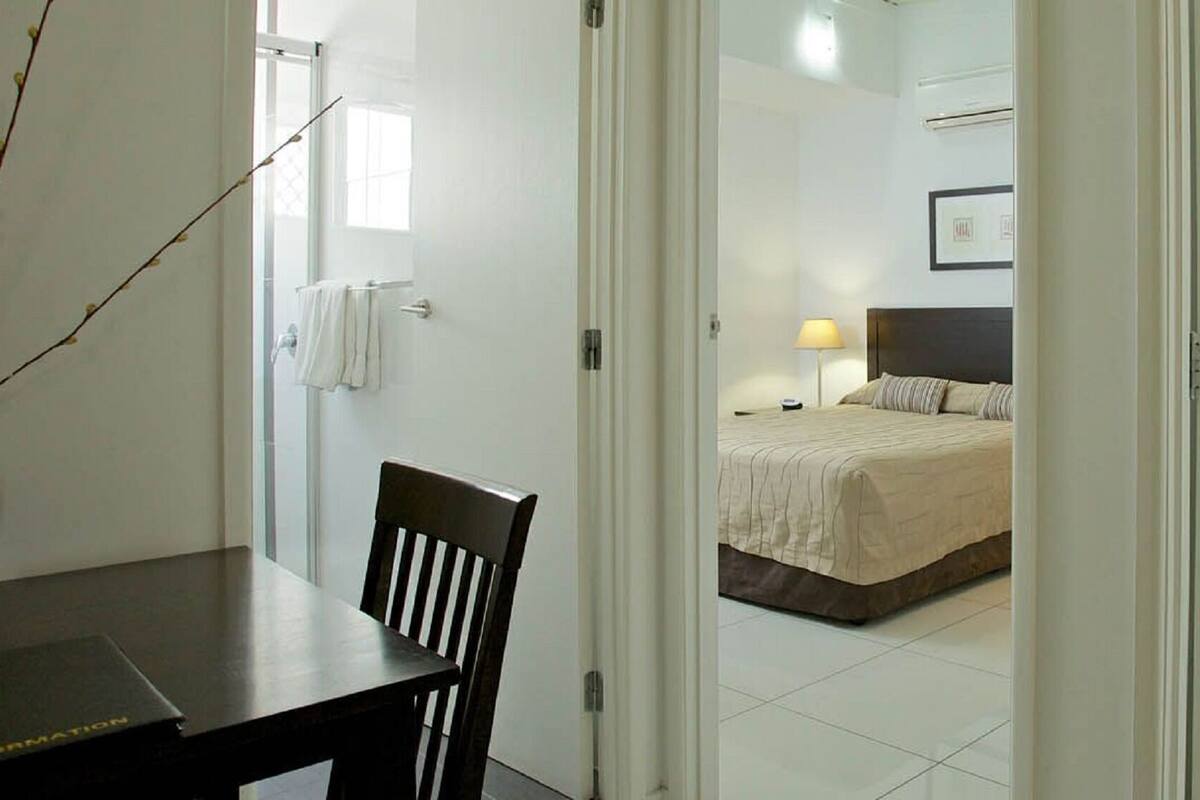 Cofres nos quartos, escrivaninha, espaço de trabalho para notebook