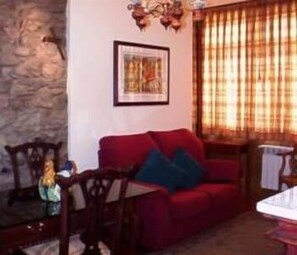 Apartamento, 2 quartos | Sala de estar | TV LED