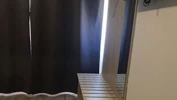 Quarto Duplo Básico, casa de banho partilhada | 1 quarto, secretária, secretária adequada para computadores portáteis