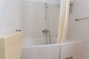 Apartamento, sacada, vista parcial para o oceano | Banheiro | Produtos de toalete grátis, secador de cabelo, toalhas de banho 