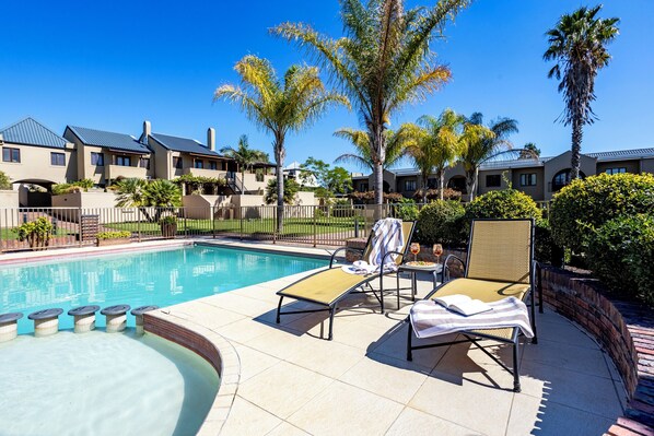 Piscina exterior, da(s) 06:00 à(s) 22:00, guarda-sóis, espreguiçadeiras