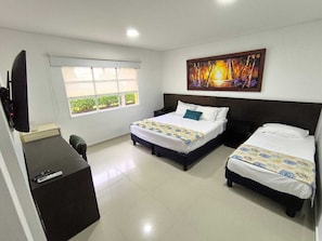 Quarto triplo standard | Roupas de cama premium, edredons de pluma, frigobar, cofres nos quartos