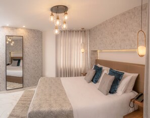 Suite Superior, 1 cama king-size, banheira de hidromassagem grande | Cofre no quarto, Wi-fi grátis, roupa de cama fornecida 