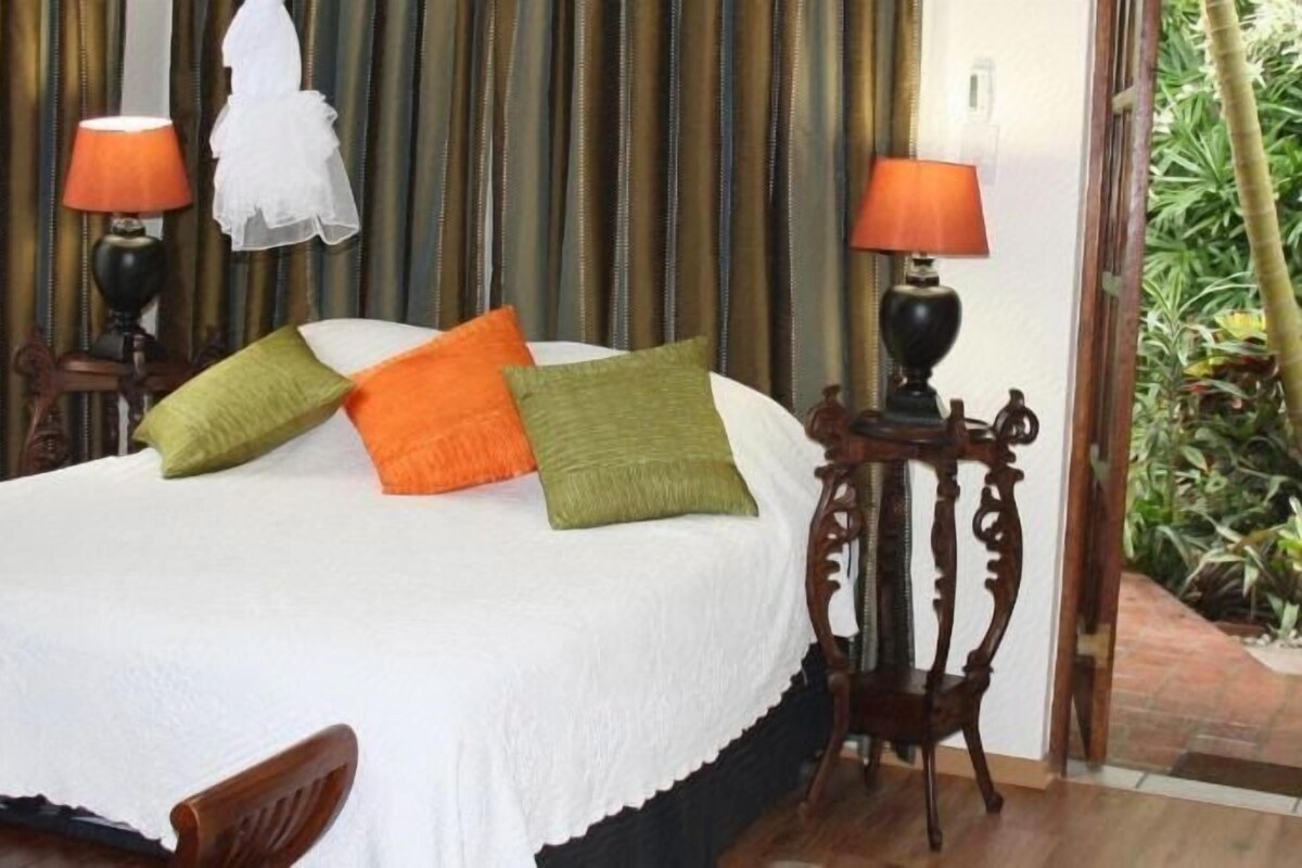 Roupa de alta qualidade, cofre no quarto, secretária 