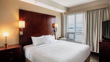 Suite, 2 Bedrooms, Non Smoking, Corner Lake View | Roupa hipoalergénica, camas de colchão pillowtop, cofre no quarto