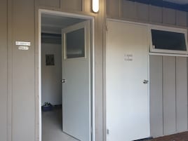 Quarto Individual Económico, 1 quarto, casa de banho partilhada | Casa de banho | Um polibã, toalhas fornecidas