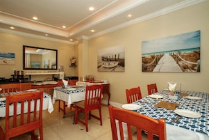 Café da manhã com pratos da culinária local grátis todos os dias