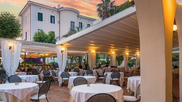 3 restaurantes, pequenos-almoços servidos