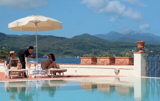 Piscina externa, guarda-sóis, espreguiçadeiras