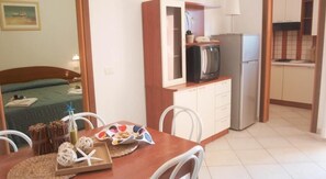 Apartamento, 2 quartos | Kitchenette privada | Um frigorífico, um micro-ondas, uma placa de cozinha 