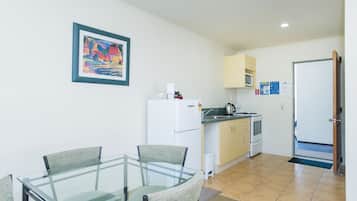Quarto, 2 quartos | Cozinha americana privada | Micro-ondas, cooktop, chaleira elétrica, torradeira