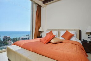 Suite, banheira de hidromassagem | Camas de colchão Select Comfort, minibar, cofre no quarto, secretária 