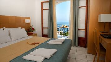 Camas com colchões pillow-top, cofres nos quartos, escrivaninha