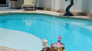 Piscina exterior, espreguiçadeiras