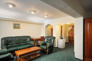 Frigobar, cofres nos quartos, escrivaninha, Wi-Fi de cortesia