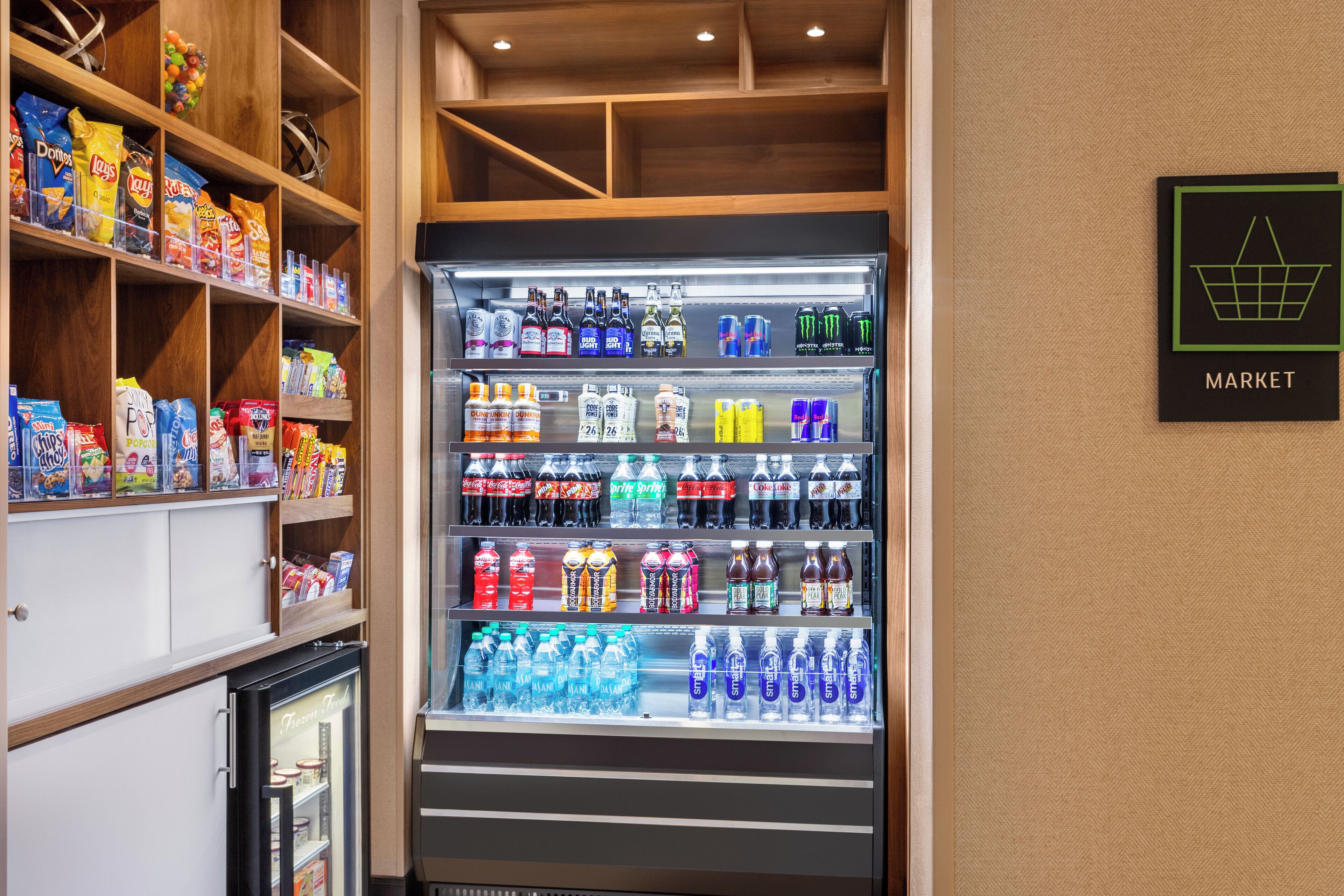 Exposição refrigerada de bebidas e lanches variados.