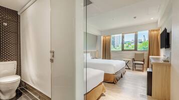 Quarto Triplo | Casa de banho | Um polibã, um chuveiro fixo, um secador de cabelo, toalhas fornecidas