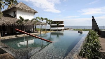 Piscina exterior, guarda-sóis