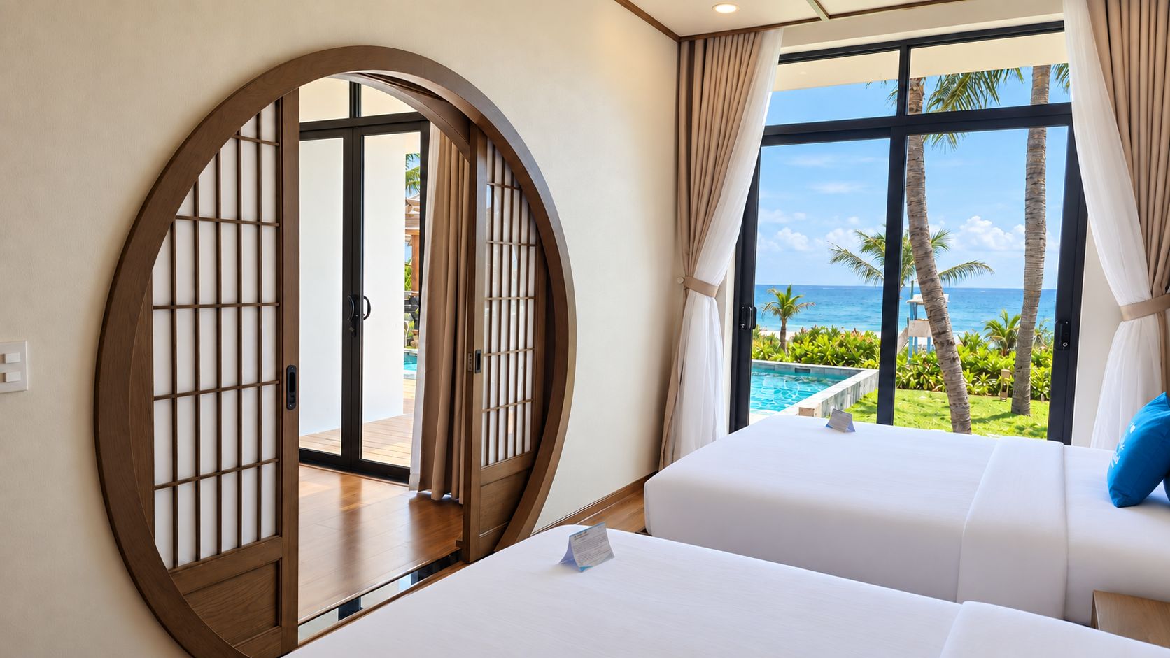 Quarto de hotel com uma janela grande, uma cama e vista para o oceano.