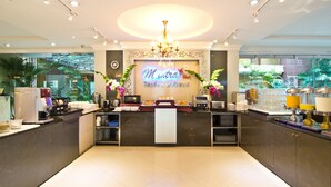 Uma área de recepção moderna, com um lustre, um balcão de atendimento e uma placa com a inscrição "Montra Plus".