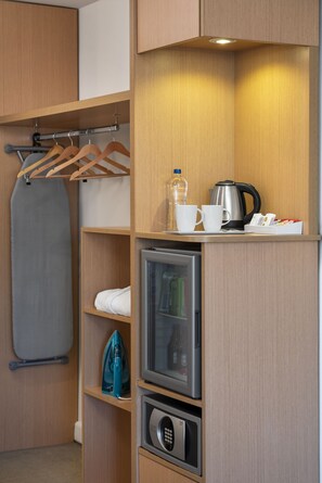 Roupa de alta qualidade, minibar, cofre no quarto, secretária 