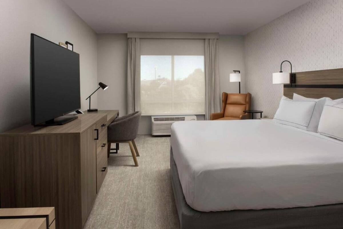 Cofres nos quartos, escrivaninha, ferros/tábuas de passar roupa