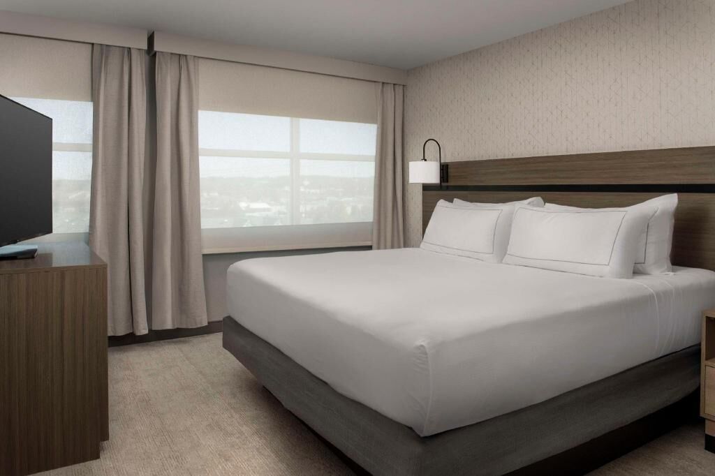 Cofres nos quartos, escrivaninha, ferros/tábuas de passar roupa