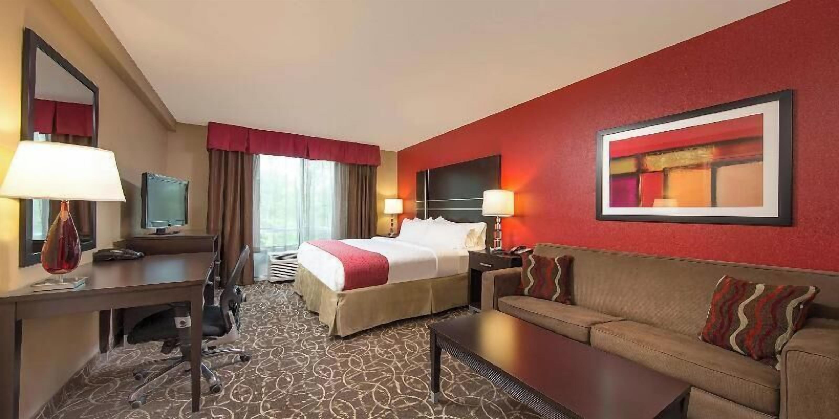 Cofres nos quartos, escrivaninha, ferros/tábuas de passar roupa