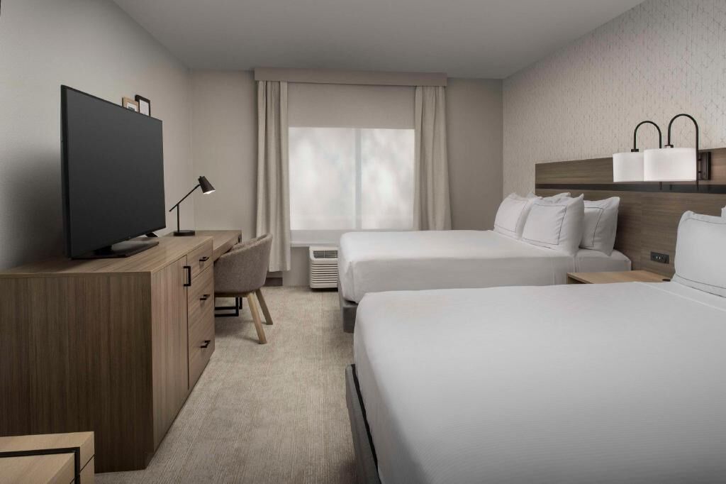 Cofres nos quartos, escrivaninha, ferros/tábuas de passar roupa