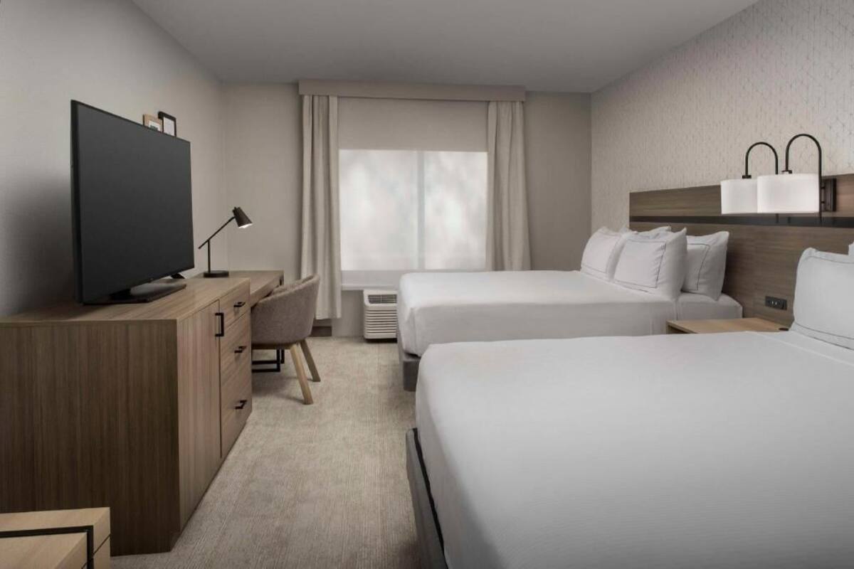 Cofres nos quartos, escrivaninha, ferros/tábuas de passar roupa