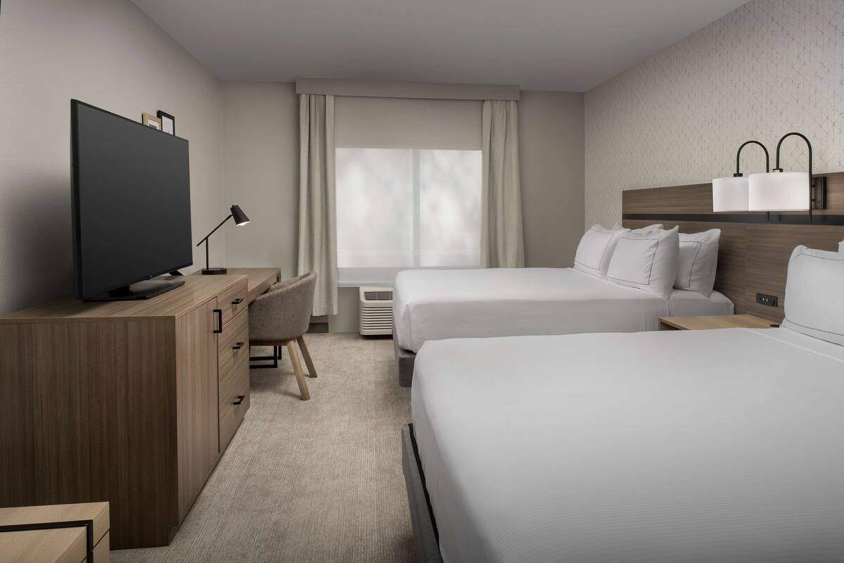 Cofres nos quartos, escrivaninha, ferros/tábuas de passar roupa